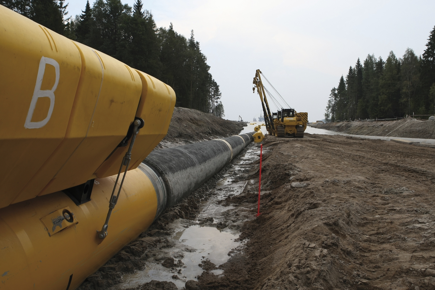 "Pipeline Strings Are Laid in Trench" - Images - Nord Stream AG